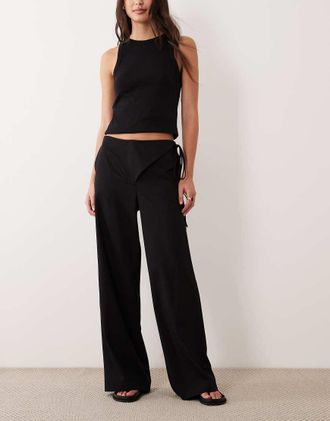 Asos Pantalon ajust&eacute; crois&eacute; avec liens &agrave; nouer sur le devant-Noir
