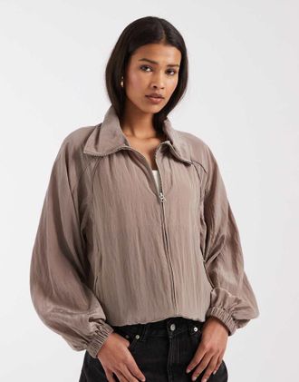 & Other Stories Kurze Bomberjacke aus Nylon in Mole-Braun mit Faltendetail an der Taille-Marineblau