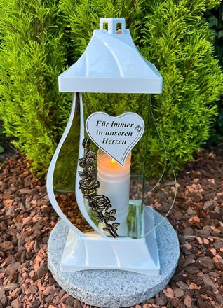 Aurum Grablampe Grablicht Grabdeko Kerze mit Herz, Text F&uuml;r Immer in unseren Herzen, Farbe Wei&szlig;, 38 cm H&ouml;he inkl. LED Kerze ohne Sockel