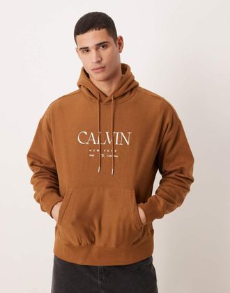 Calvin Klein Jeans Hochwertiger Kapuzenpullover in Braun mit Grafik auf der Brust-Brown