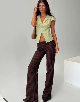 Princess Polly Kinkirk Mid-Rise Slim Fit Hose mit Knopfdetail und ausgestelltem, tailliertem Schnitt in Schokobraun mit Nadelstreifen