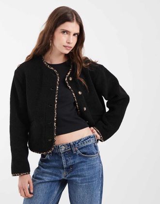 Only veste r&eacute;versible en imitation peau de mouton noire et l&eacute;opard