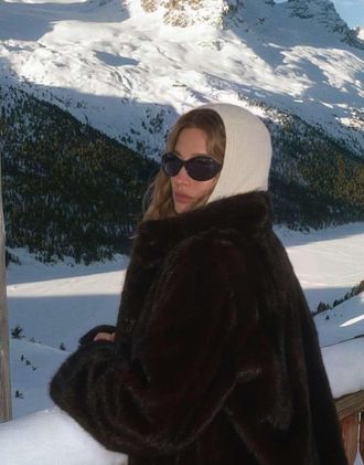 NA-KD Jacke mit weiten &Auml;rmeln aus faux-fur in Dunkelbraun