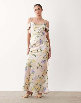 Hope & Ivy Schulterfreies Maxi-Tr&auml;gerkleid aus Satin in Hellrosa mit Blumenmuster