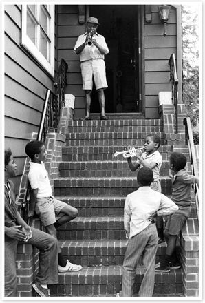 Posterlounge Louis Armstrong in New York Poster 20 x 30 cm Schwarz-Weiß Wandbilder Wanddeko