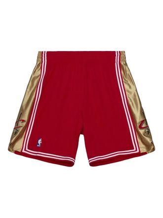 Mitchell & Ness Road Shorts mit goldfarbenem Detail - Rot