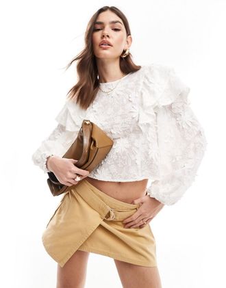 & Other Stories Blouse &agrave; manches bouffantes et d&eacute;tail volant&eacute; avec fleurs appliqu&eacute;es - Blanc cass&eacute;