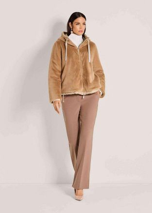 Madeleine Outdoorjacke Webpelz-Mantel mit doppeltem Look Flauschig und gl&auml;nzend, mit Kapuze und langen &Auml;rmeln