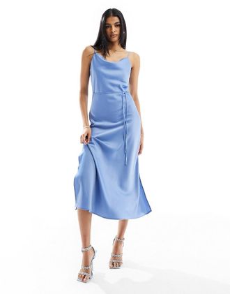 Vero Moda Linvit&eacute;e - Robe longue en satin nou&eacute;e &agrave; la taille - Bleu