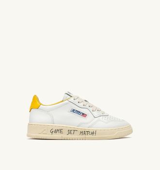 Autry BASKETS MEDALIST LOW EN CUIR BLANC ET SLICKER AVEC LETTERING