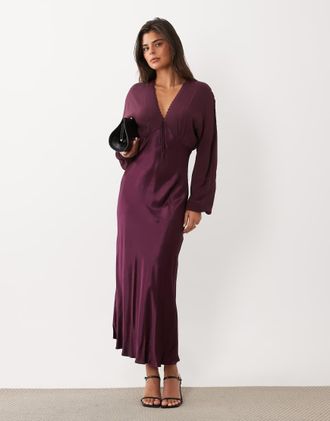 Nobody's Child Linda Chiffon-Kleid mit tiefem Ausschnitt und kontrastierendem Satinrock in Pflaume-ROT