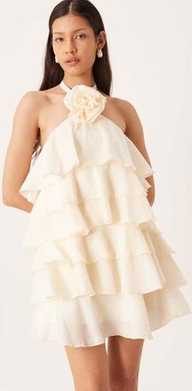 Pretty Lavish Bridal - Mini-Brautkleid in Elfenbeinwei&szlig; mit R&uuml;schen und Neckholder-Detail mit mehrlagiger Ansteckblume