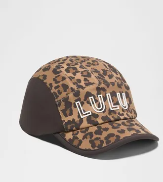 lululemon Laufkappe mit Leopardenmuster - Gr&ouml;&szlig;e L/XL in True Leopard Multi/Oxford Red/Night Brown