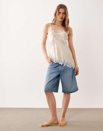 Miss Selfridge Asymmetrisches Camisole aus Satin und Spitze in Steinbeige-Neutral
