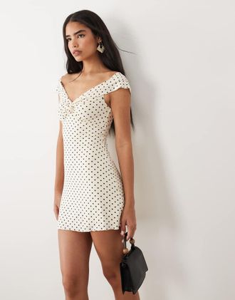 Tiger Mist Denali - Robe &agrave; pois courte avec d&eacute;collet&eacute; en coeur et manches volant&eacute;es - Cr&egrave;me-Blanc