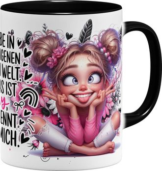 OM3 Lustige Teenager Kaffee-Tasse mit Spruch - Ich lebe in meiner eigenen kleinen Welt - aber das ist okay - freche Spruchtasse - Keramik Becher - 325ml -