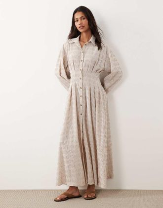 Asos Gestreiftes Maxi-Hemdblusenkleid in neutralem Farbton mit gerafftem Detail