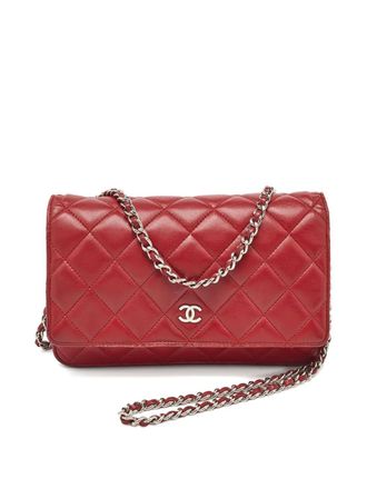 Chanel portefeuille matelass&eacute; &agrave; bride en cha&icirc;ne - Rouge