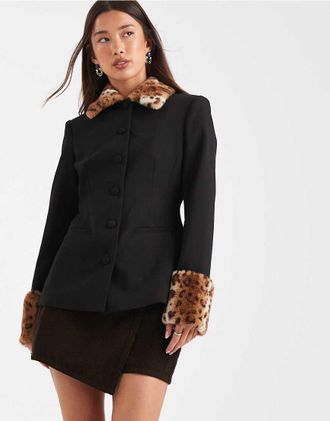 Asos Blazer in Schwarz mit Kragen und B&uuml;ndchen aus Kunstpelz mit Leopardenmuster