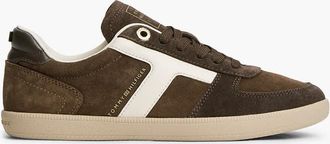 Tommy Hilfiger TH Tribeca Sneaker aus Veloursleder mit gemischter Struktur und Emaille-Flagge in Fondantbraun/Cremewei&szlig;