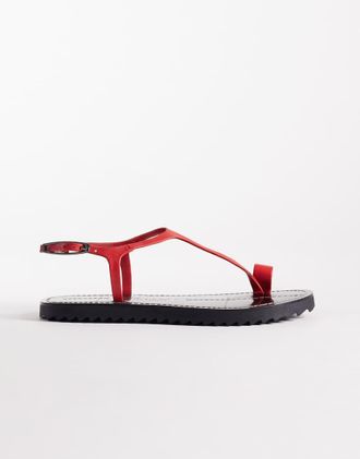 Asos Filomena - Hochwertige Ledersandalen in Rot mit schmaler Zehenschlaufe und &Uuml;berwendlingsstich