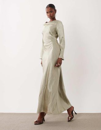 Tfnc Maxikleid aus Satin in hellem Olivgr&uuml;n mit langen, ausgestellten &Auml;rmeln