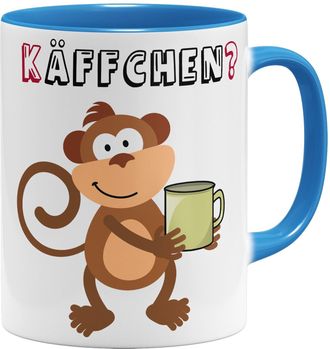 OM3 Käffchen? Lustige Kaffee-Tasse mit Spruch - Affenmotiv Äffchen Affe - Spruchtasse Statement - Keramik Becher - 325ml - Beidseitig Bedruckt - Hellblau