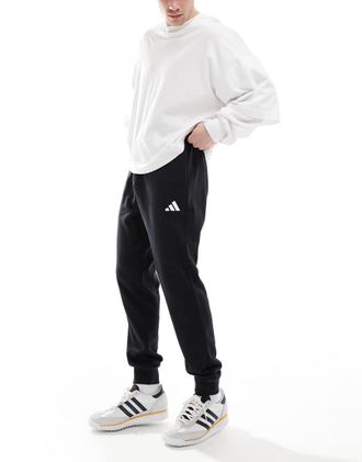 adidas adidas - Essentials - Pantalon confort en molleton - Noir/blanc