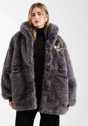 Asos Kunstpelzjacke im 80er-Vintage-Stil in Grau mit goldfarbenem Broschendetail