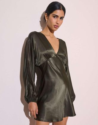 Nobody's Child Allura robe courte en satin &agrave; d&eacute;collet&eacute; plongeant et manches bouffantes en vert olive fonc&eacute;