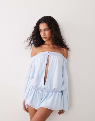 Tiger Mist Tessie combishort en mousseline &agrave; &eacute;paules d&eacute;nud&eacute;es, manches larges, d&eacute;collet&eacute; plongeant et taille cintr&eacute;e, bleu b&eacute;b&eacute;