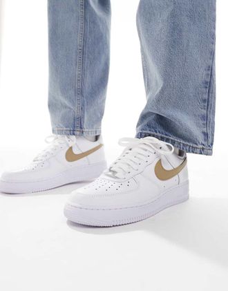 Nike Air Force 1 07 - Sneaker in Wei&szlig; und Beige