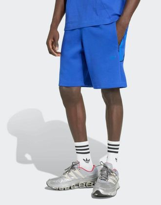 adidas Originals Spacer teamgeist 26 short &agrave; empi&egrave;cements en bleu vif