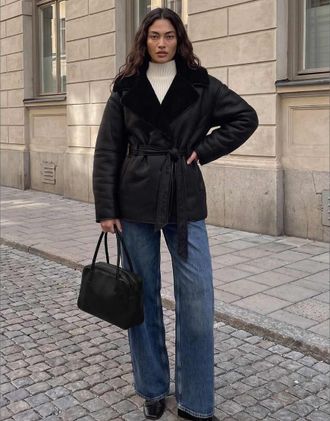 NA-KD Veste oversize ceintur&eacute;e en mati&egrave;re bonded noire