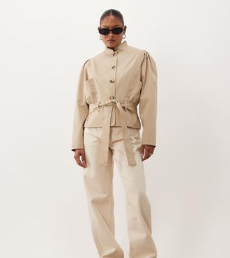 Miss Selfridge Cropped-Trenchcoat mit Stehkragen und Tailleng&uuml;rtel-Neutral