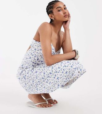 Hollister Midi-Tr&auml;gerkleid mit verdrehter Brustpartie und blauem Bl&uuml;mchenmuster