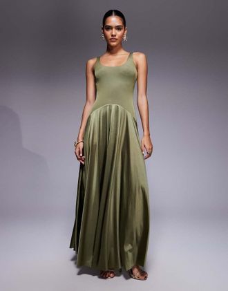 Ra-Re London - Robe longue en satin avec taille basse et encolure d&eacute;gag&eacute;e - Olive-Vert