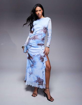 Asos Robe longue et évasée en tulle imprimé fleuri avec manches longues et détail volanté - Bleu-Multicolore