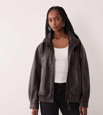 Asos Tall ASOS DESIGN Tall - Bomber oversize en similicuir &agrave; col chemin&eacute;e - Chocolat-Marron