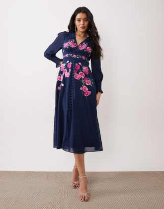 Hope & Ivy Robe cache-coeur mi-longue avec buste brod&eacute; et boutons sur le devant - Bleu marine