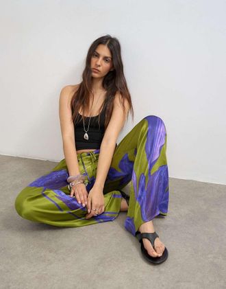 Topshop Pantalon large en satin nou&eacute; &agrave; la taille - Vert &agrave; fleurs violettes