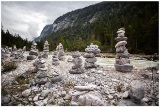 Wallario K&uuml;chenr&uuml;ckwand aus Glas 90 x 60 cm, Motiv: Steinm&auml;nnchen am Wasser | Spritzschutz abwischbar & pflegeleicht
