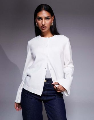 Aria Cove Gerippte Strickjacke in Cremeweiß mit breiten, weiten Bündchen