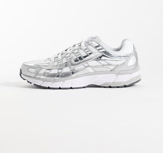 Nike P-6000 Sneaker in Wei&szlig; und Metallic-Chrom