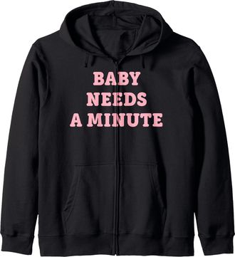 Trendy Apparel Baby Needs A Minute Light Pink Bold Lettering Kapuzenjacke