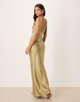 Pretty Lavish Piper - Linvit&eacute;e - Robe longue en satin &agrave; col en V et bretelles nou&eacute;es - Vert olive