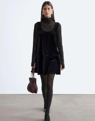 & Other Stories robe nuisette en velours &agrave; col rond &eacute;chancr&eacute; noire