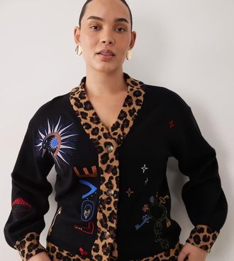 Never Fully Dressed Plus Strick-Cardigan mit Stickerei, V-Ausschnitt und Kontrastbesatz in Schwarz