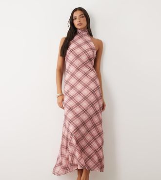 Asos Curve ASOS DESIGN Curve - Robe longue dos nu en mousseline &agrave; col montant et carreaux - Rose
