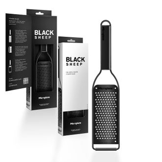 Microplane Küchenreibe Grob mit Edelstahlklinge Made in USA für Käse, Karotte, Ingwer, Kokosnuss & Meerrettich aus der Black Sheep Serie